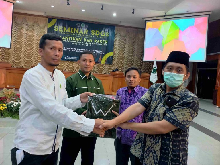 Serah Terima Seragam PC ISNU Surabaya Untuk Pelantikan - Menara Madinah